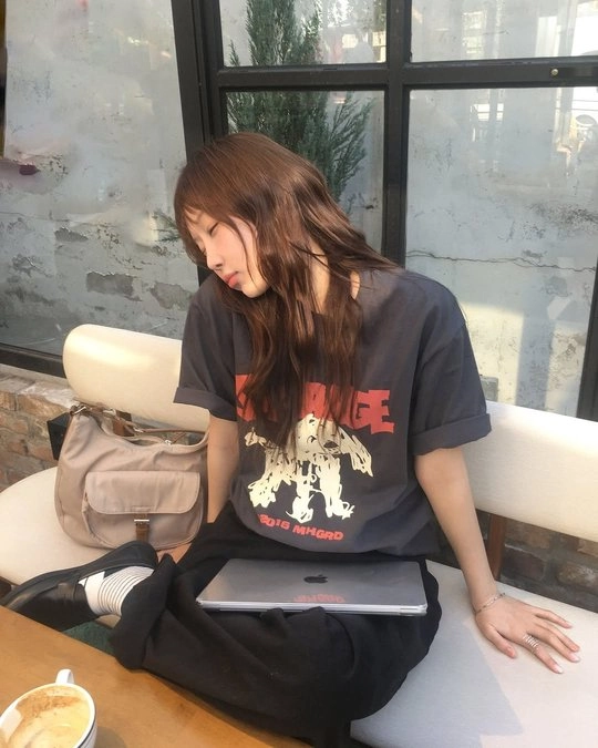 [Influencer pick] STRANGE PUPPY TEE[CHARCOAL] | ファッション通販サイト NUGU